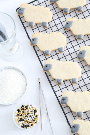 Fluffy Sheep Sugar Cookies (Cute and Easy Easter Cookie Decorating Idea ...