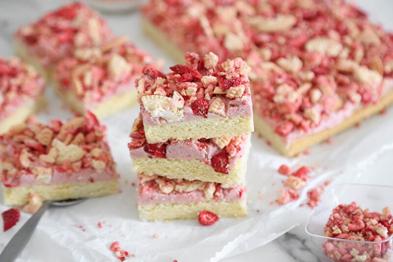 Strawberry Crunch Sugar Cookie Bars - Sprinkle Bakes